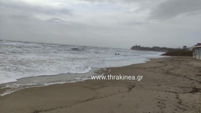 Έκαναν μπάνιο στο αφηνιασμένο Θρακικό (φωτογραφίες – βίντεο) | Νέα της ...